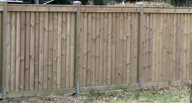 Plank vid befintligt staket | Byggahus.se