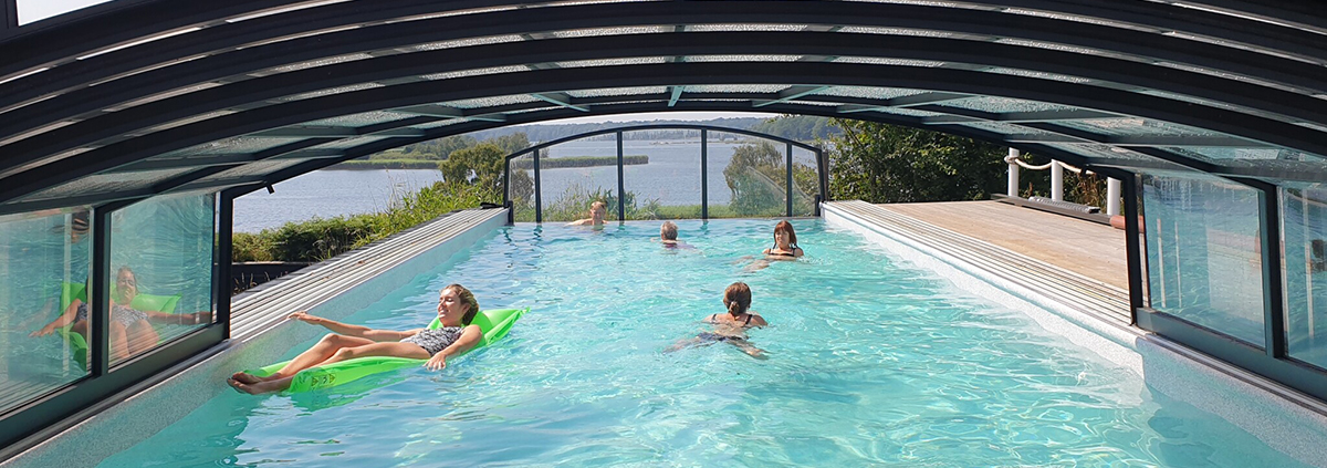 Projekt: Infinitypool med öppningsbar gavel, tak och anslutet poolhus ...