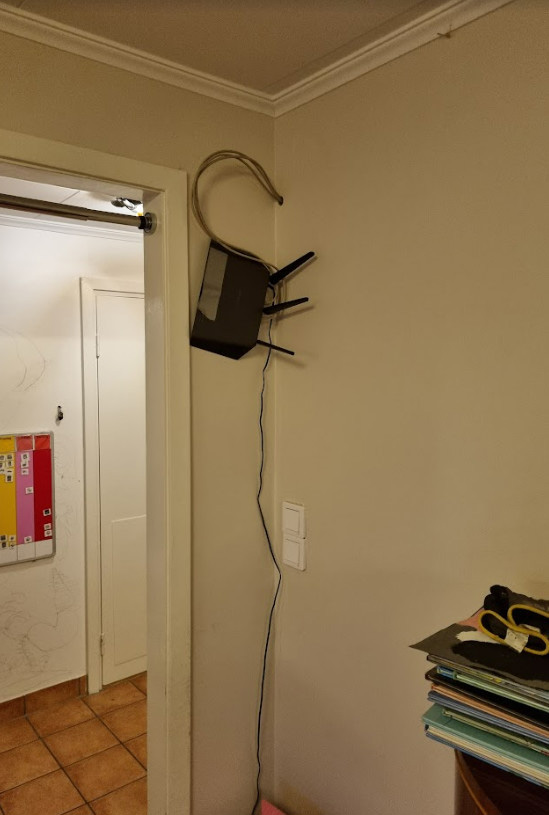 Satte upp routern på väggen, nu är frun sur | Byggahus.se