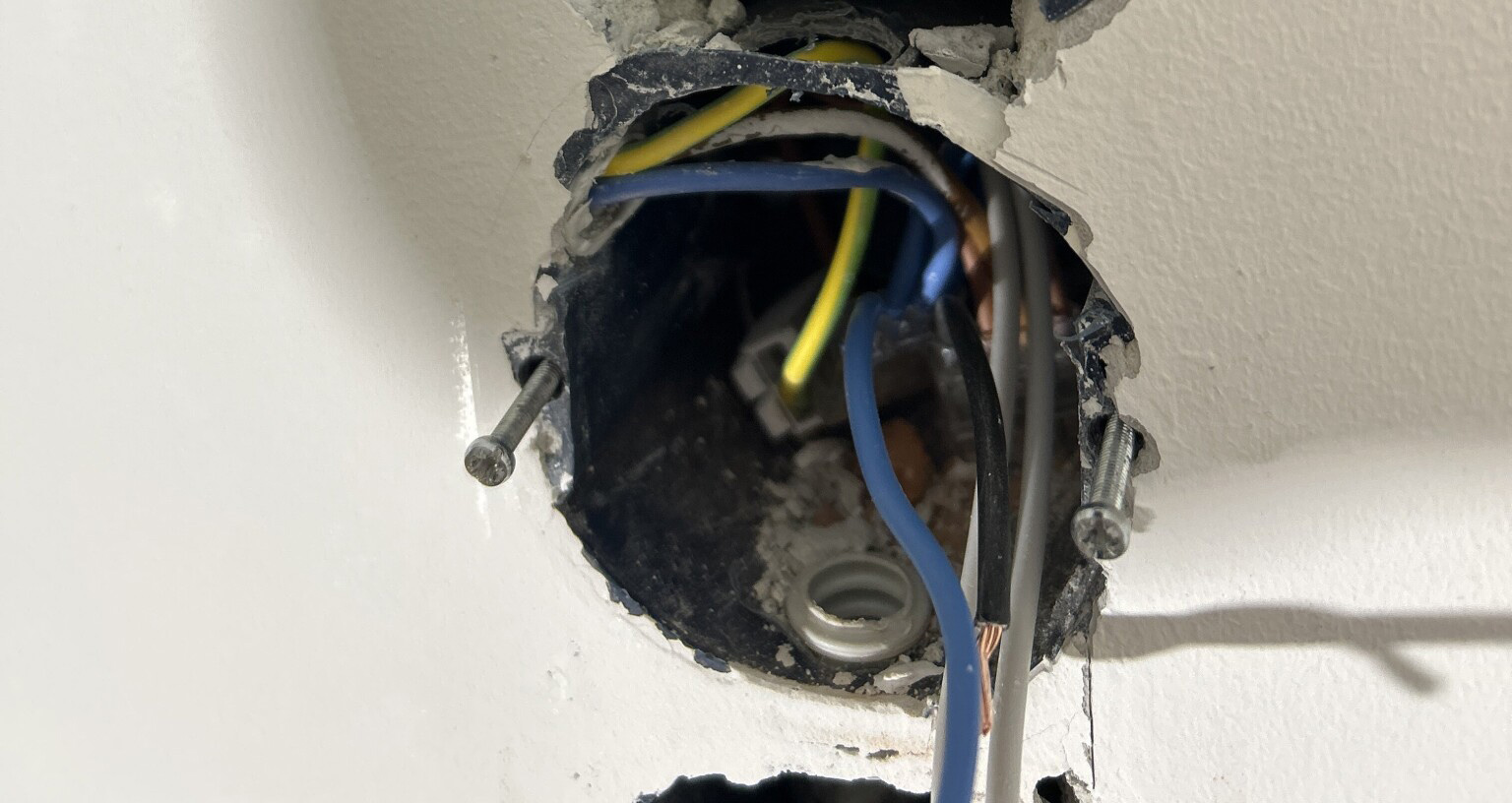 Snea eldosor från elektrikern. Vad göra? | Sida 4 | Byggahus.se