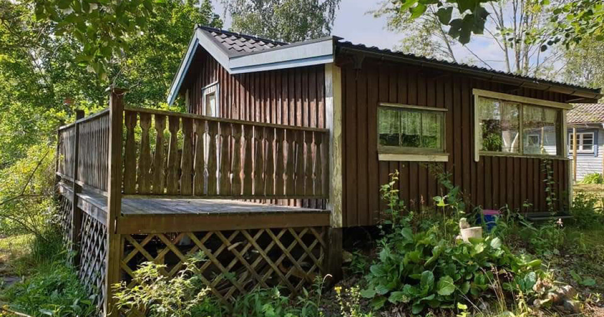 Fick bygglov för garage men kanske måste riva gästhuset istället ...
