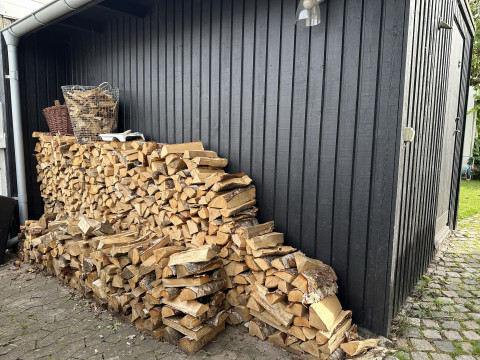 Här är veden billig och här säljer man ved till ockerpriser ...